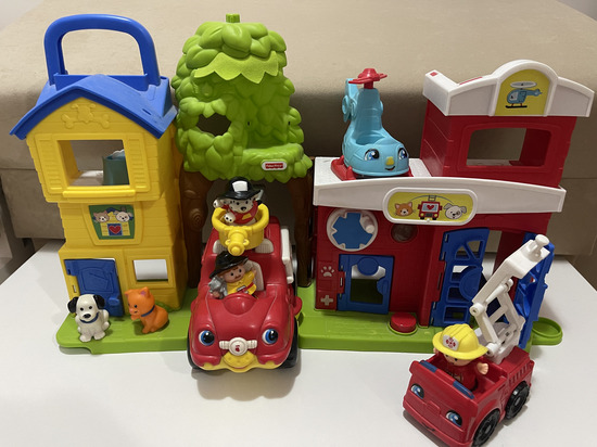 Fisher price vatrogasna stanica i pet shop