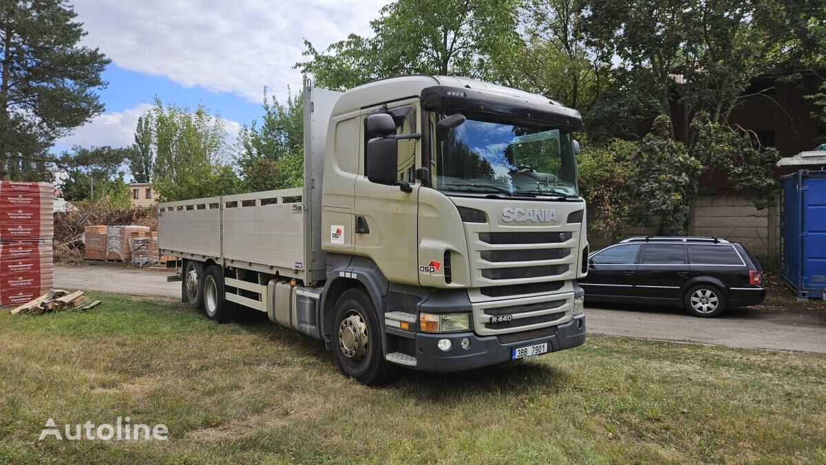 Scania R 440 kamion s ravnom platformom