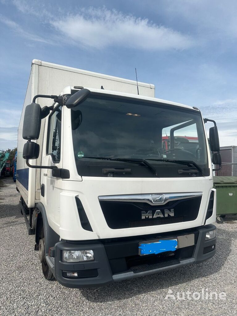 MAN 12.220 kamion furgon