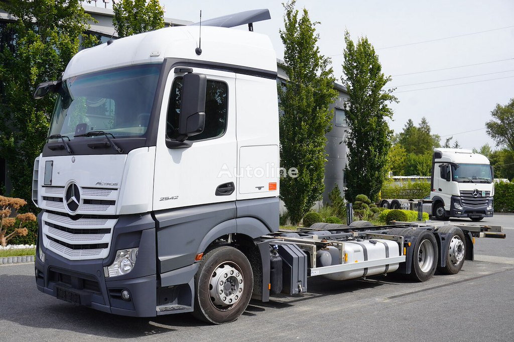 Mercedes-Benz Actros 2542 Low Deck BDF / 6×2 / E6 / steering axle vozilo za prevoz kontejnera