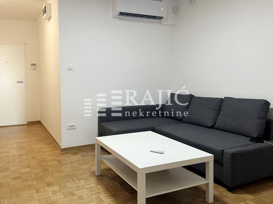 Zemun, Miće Radakovića61m2,2.5-renoviran #4079 650 €