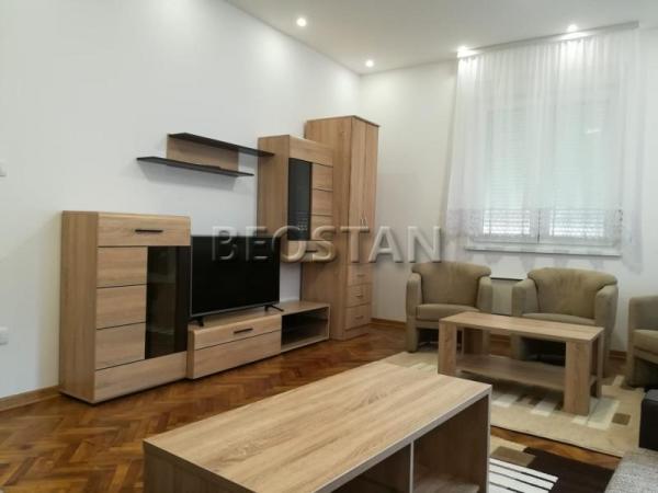 Trosoban stan za izdavanje, 72m2, 700€