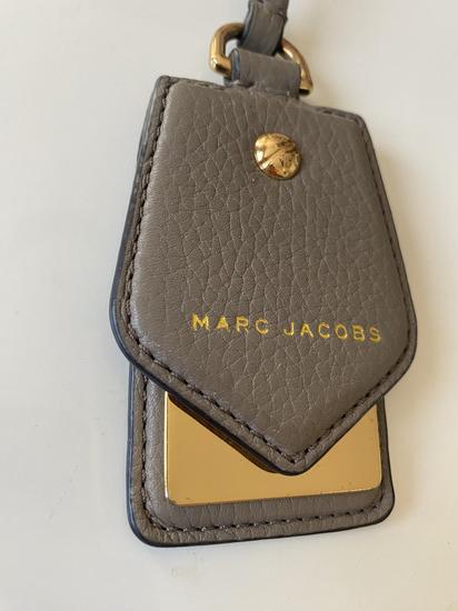 Original Marc Jacobs privezak za kljuc ili tasnu