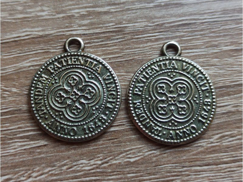 mali medaljoni sa srednjevekovnim motivima anno 1648