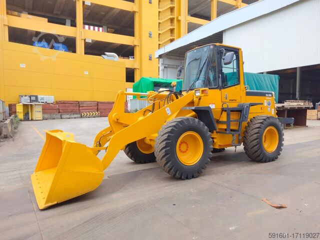 KOMATSU UTOVARIVAČ NA TOČKOVIMA
Komatsu WA150-3