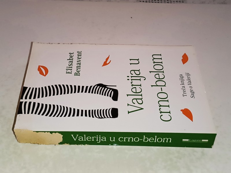 VALERIJA U CRNO-BELOM-ELISABET BENAVENT