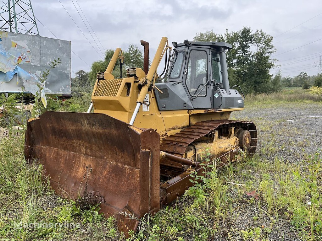 Komatsu D65E-12 buldožer