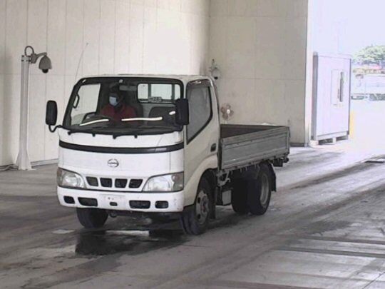 Hino DUTRO kamion s ravnom platformom < 3.5t