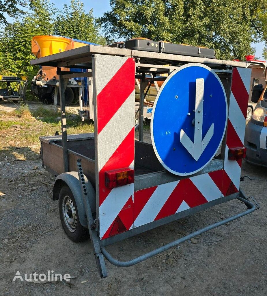 Nissen FAT Absperrtafel VZ616 Fahrbare Verkehrsleittafel Verkehrssicher auto prikolica