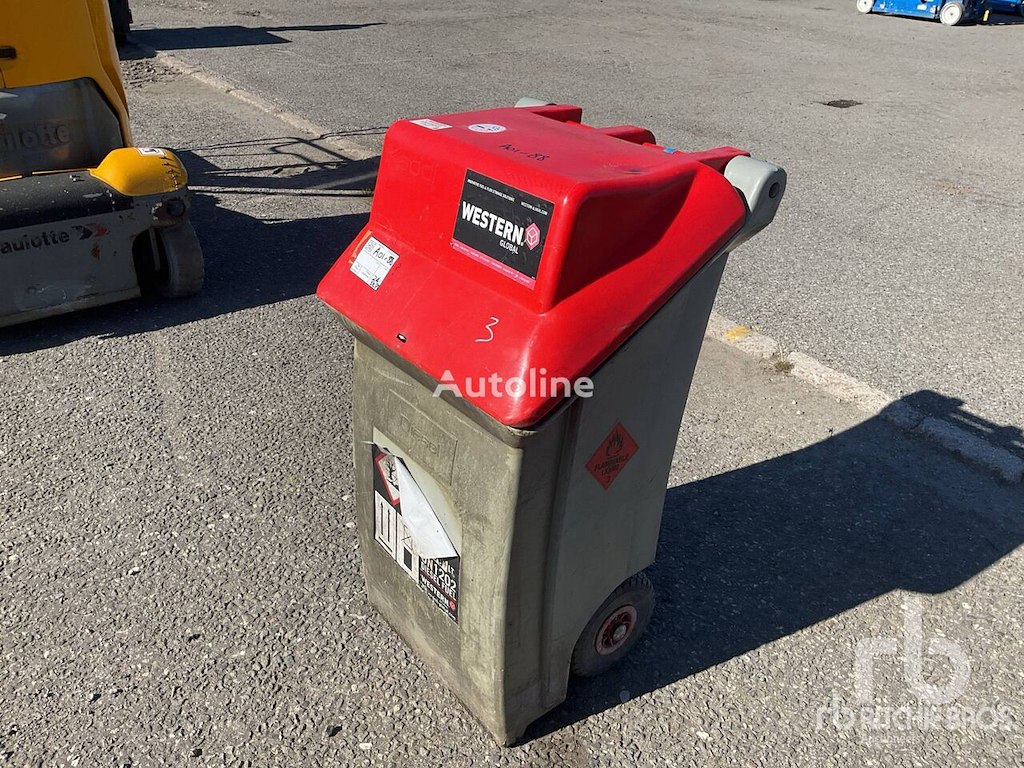 Prodaje se Western 100 L Portable Poly rezervoar za skladistenje goriva na aukciji