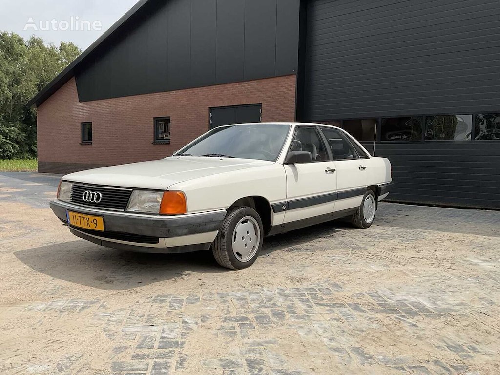 Prodaje se Audi 100 sedan na aukciji