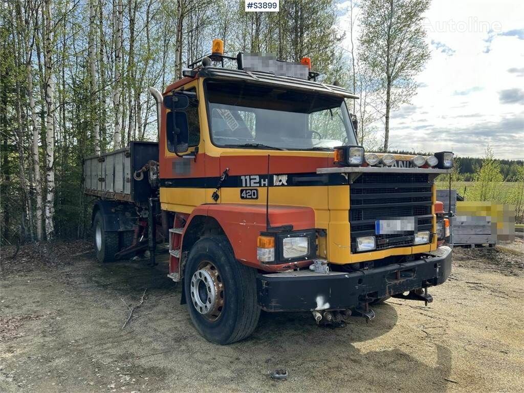 Scania 112H with Crane and Plow kamion s ravnom platformom