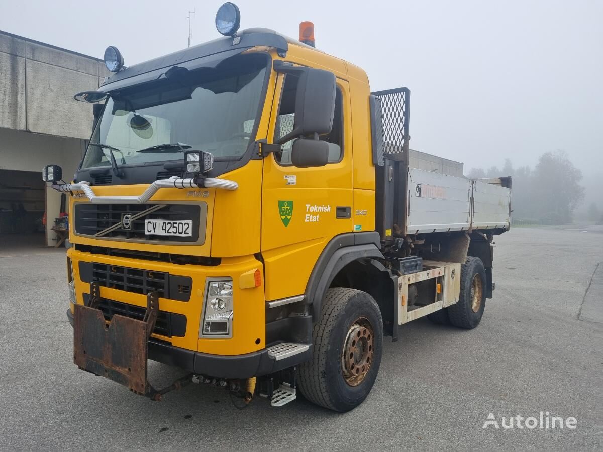 Prodaje se Volvo FM9 4X4 kamion s ravnom platformom na aukciji