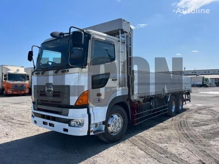 Hino PROFIA kamion s ravnom platformom