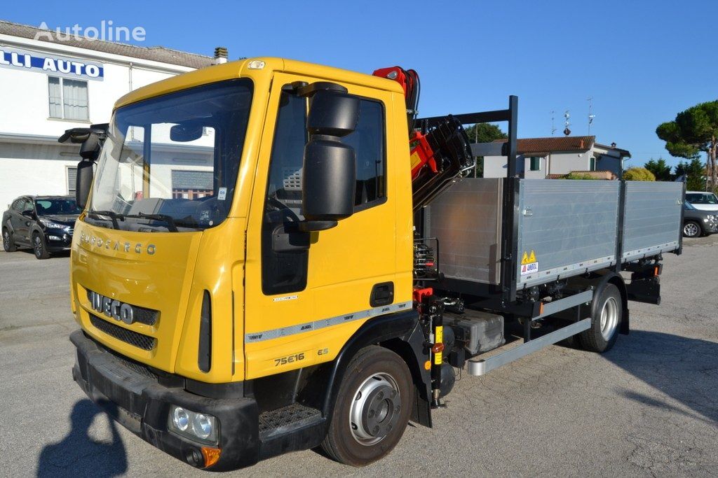 IVECO EUROCARGO 75E16 CON GRU HC60 E RIBALTABILE kamion s ravnom platformom