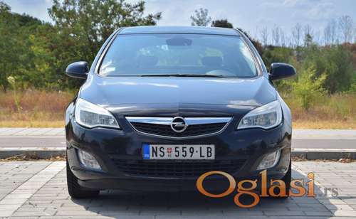 Opel Astra J 1.3 EcoFlex CDTI 2011. Registrovan