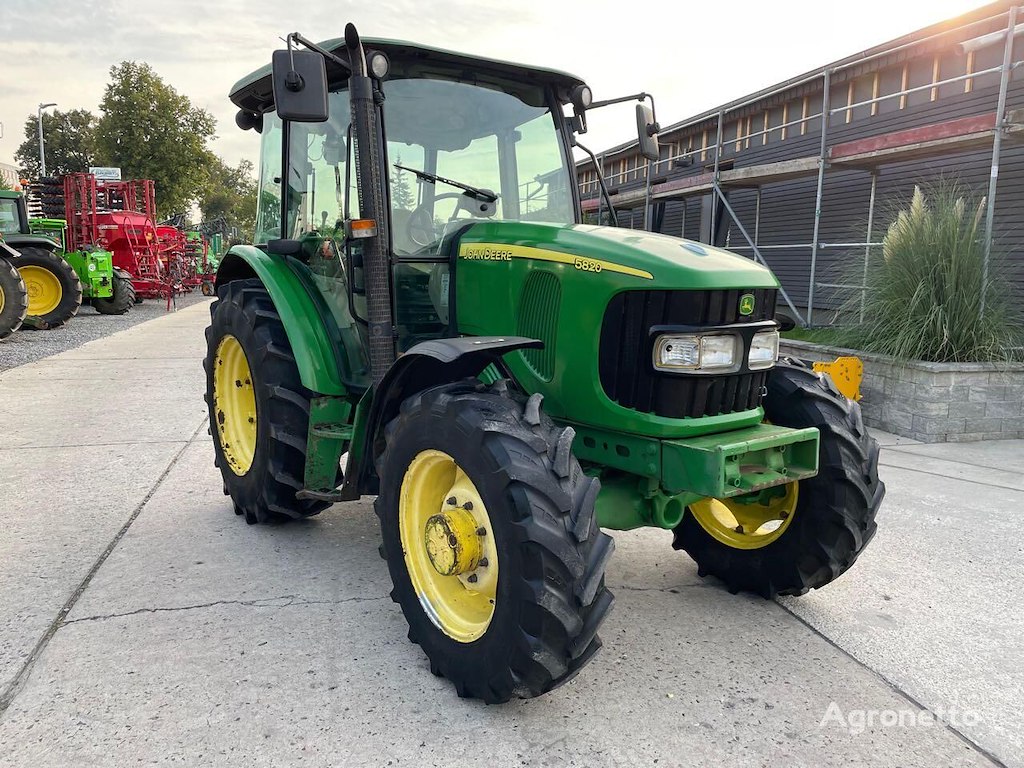 John Deere 5820 traktor točkaš