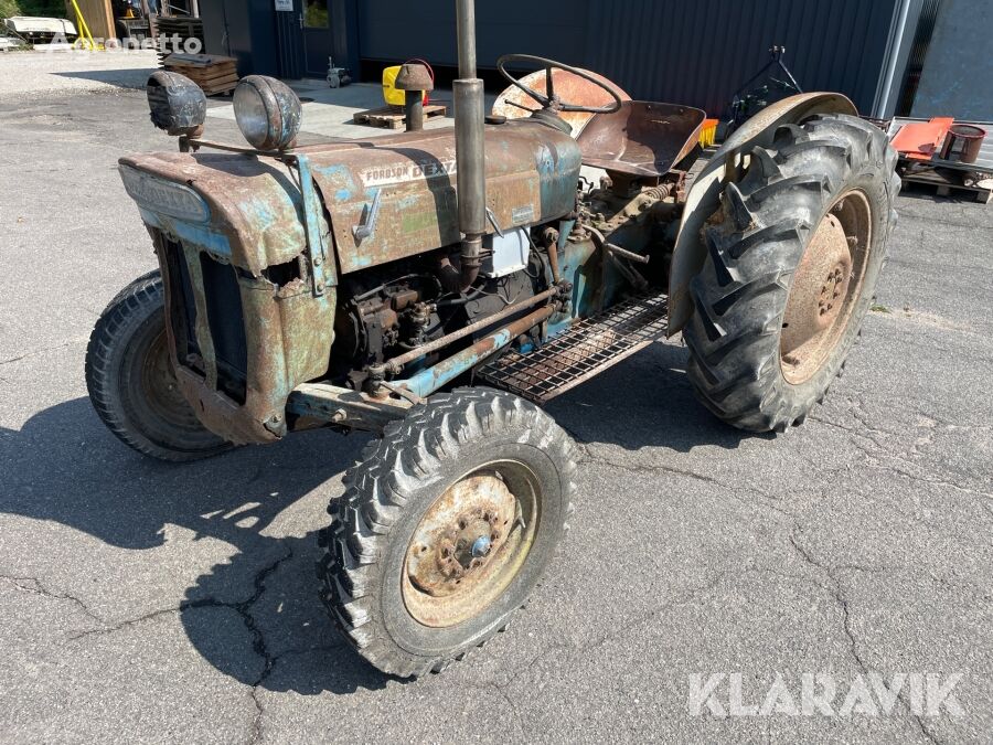 Prodaje se Fordson Super Dexta traktor točkaš na aukciji