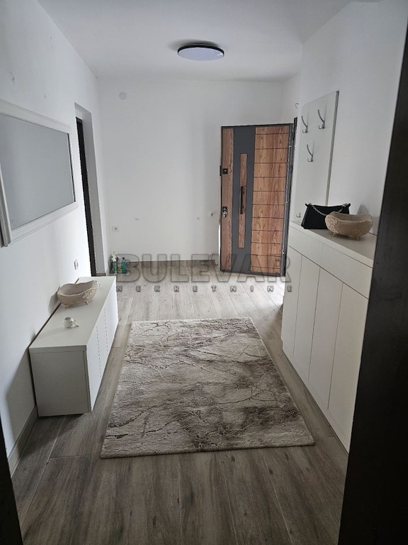 Izdavanje, lux stan - apartman u Kragujevcu, naselje Šumarice – površina 132 m2