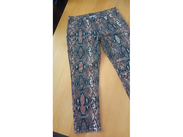 farmerice /pantalone zmijskog printa vel.46