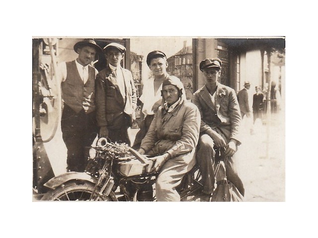 Moto Trka Kragujevac.Trkač kraj pumpe u gradu 1929