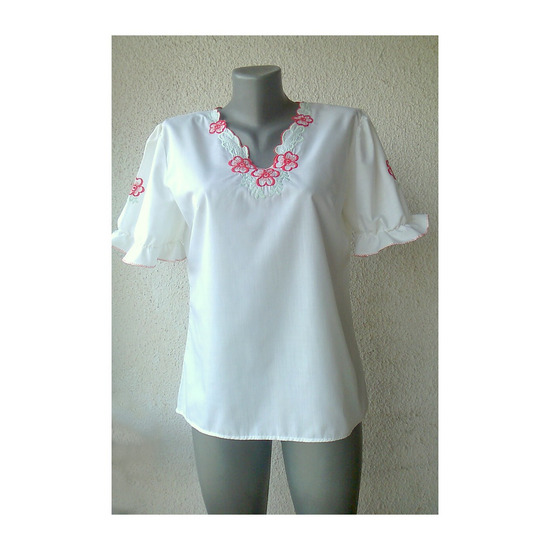 bela bluza sa vezom kao etno br M ili L