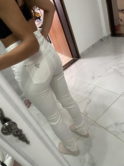 Guess bele pantalone