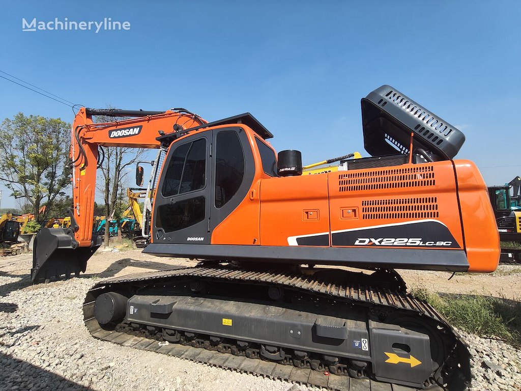 Doosan DX225 bager guseničar