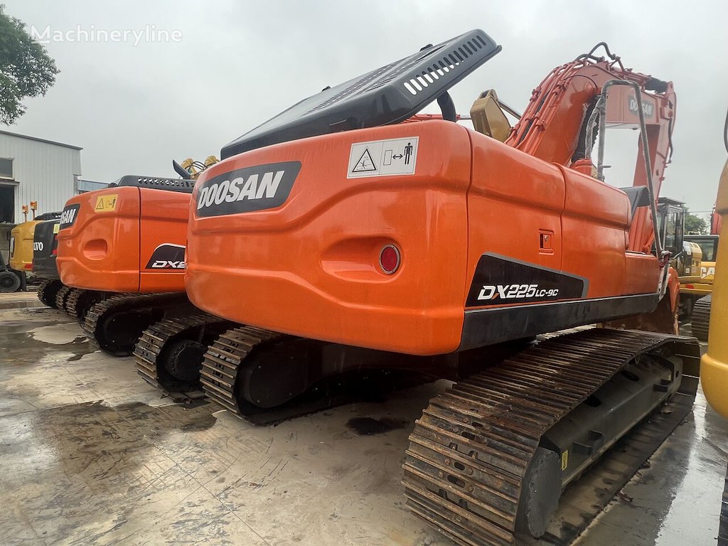 Doosan DX225 bager guseničar