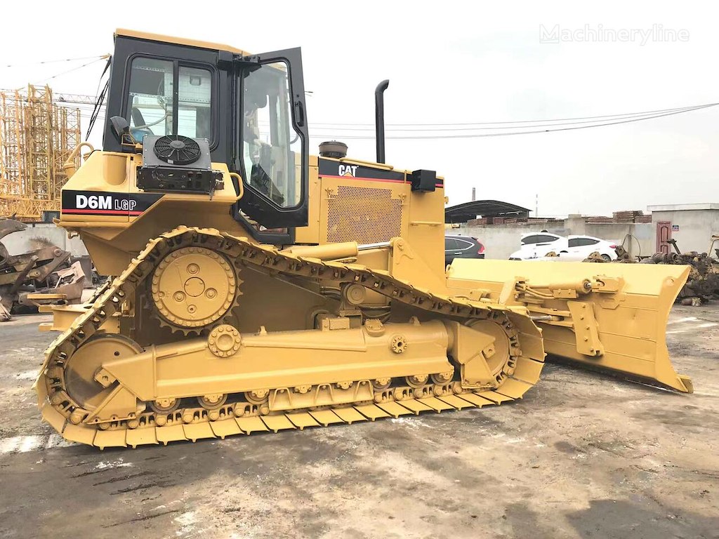 Caterpillar D6M buldožer