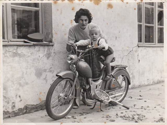 Beograd 1960.g. Majka drži dete na motoru ispred kuće