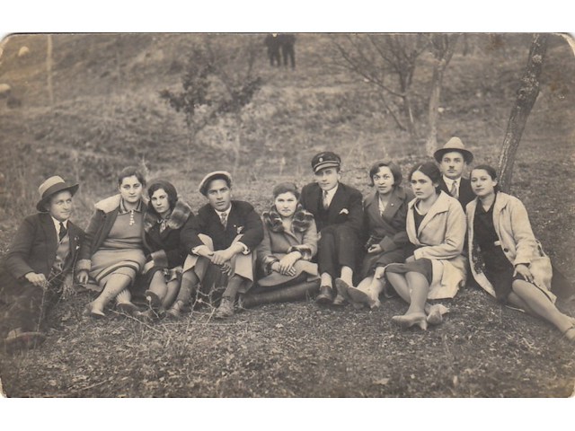 1931. Gornje Dobrinje.Uskrs. Ljudi u prirodi