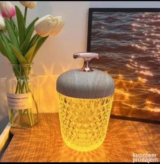 Kristalna lampa sa drvenom dekoracijom