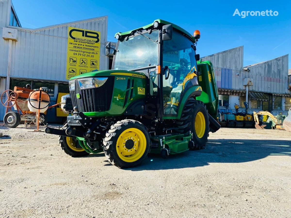 John Deere 2038R avec plateau de coupe et bas de ramassage traktor točkaš