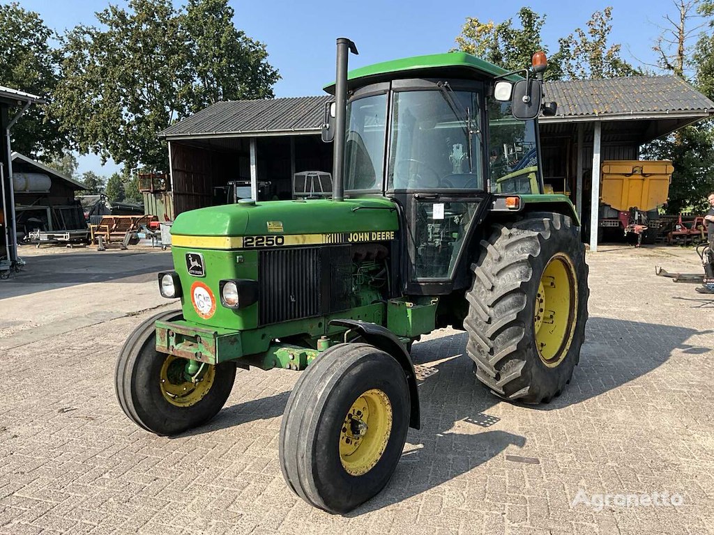 Prodaje se John Deere 2250 traktor točkaš na aukciji