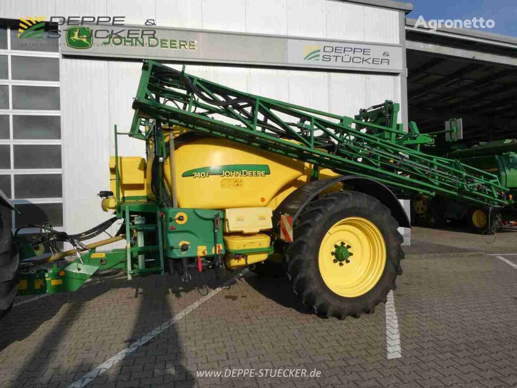 John Deere 740i vučena prskalica