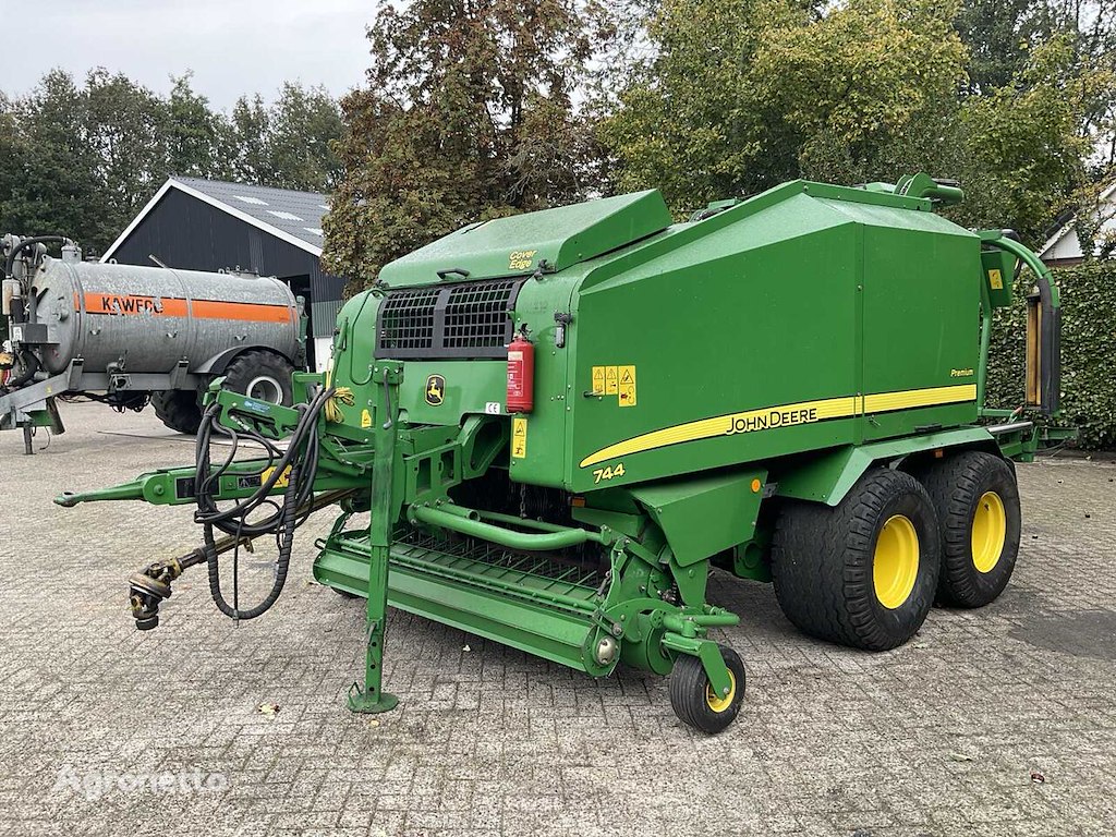 Prodaje se John Deere 744 balirku za okrugle bale na aukciji