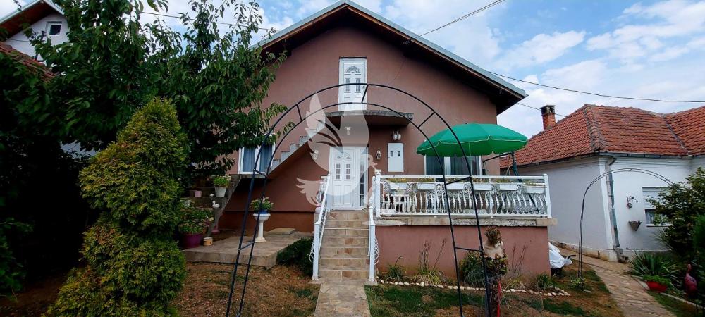 Dve kuće sa bajkovitim dvorištem, Mladenovac, Selters banja #K722 #1598 165.000 €