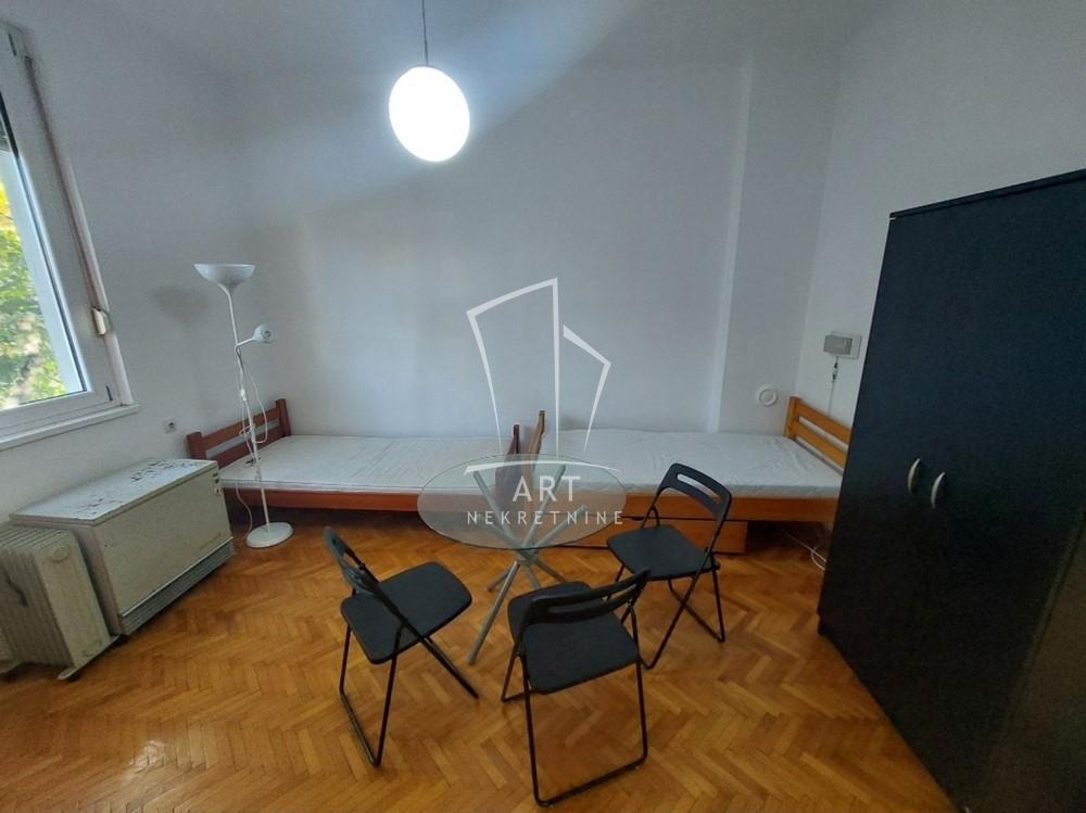 Đeram pijaca, Bulevar kralja Aleksandra, 30m2 ID#8856 450 €