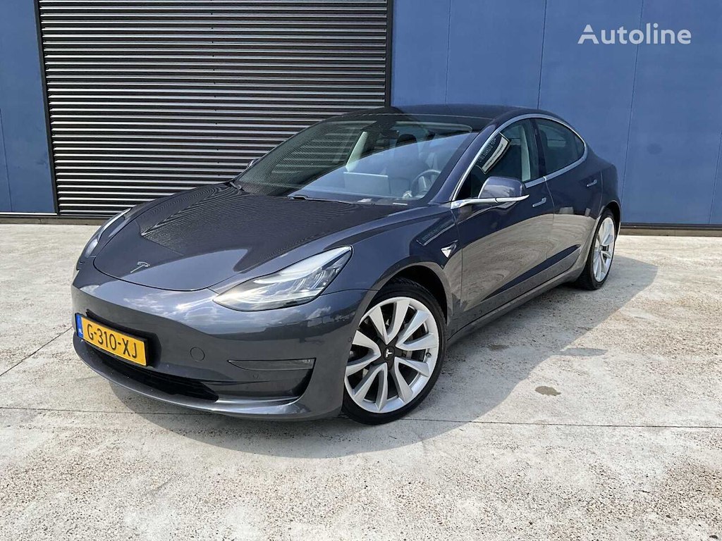 Prodaje se Tesla Model 3 sedan na aukciji