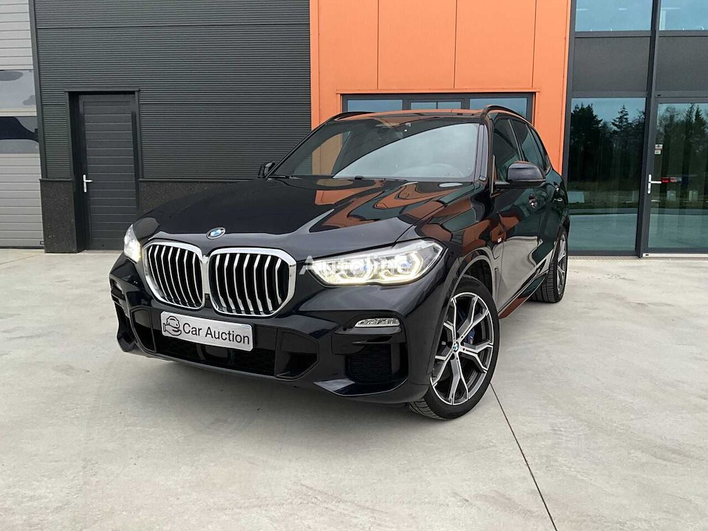 Prodaje se BMW X5 krosover na aukciji