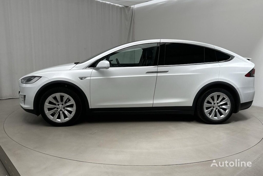 Prodaje se Tesla Model X sedan na aukciji