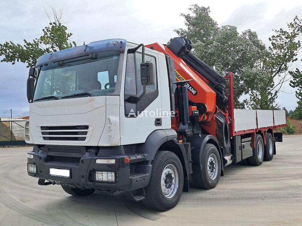 IVECO 440 8×4 PALFINGER PK 100002 + JIB kamion s ravnom platformom