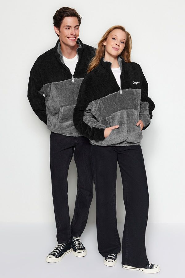TRENDYOL BLACK UNISEX PLUS SIZE OVERSIZE/WIDE FIT COLOR BLOCK EMBROIDERED PLUSH PLUSH SWEATSHIRT