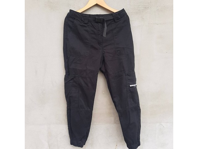 crne cargo pantalone Berskha