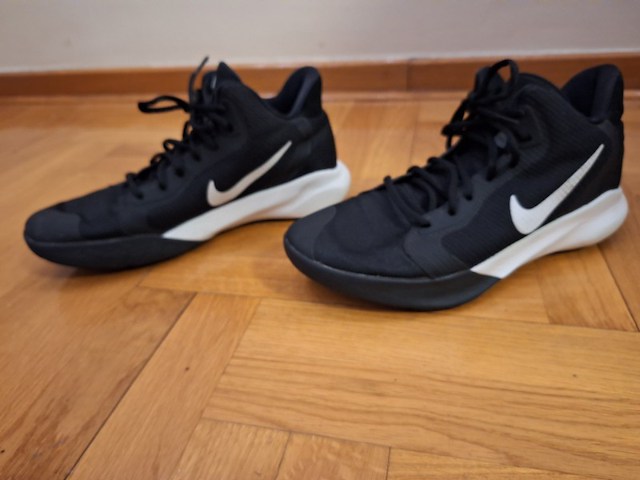 Nike patike za sportove u sali vel 41 (26cm)