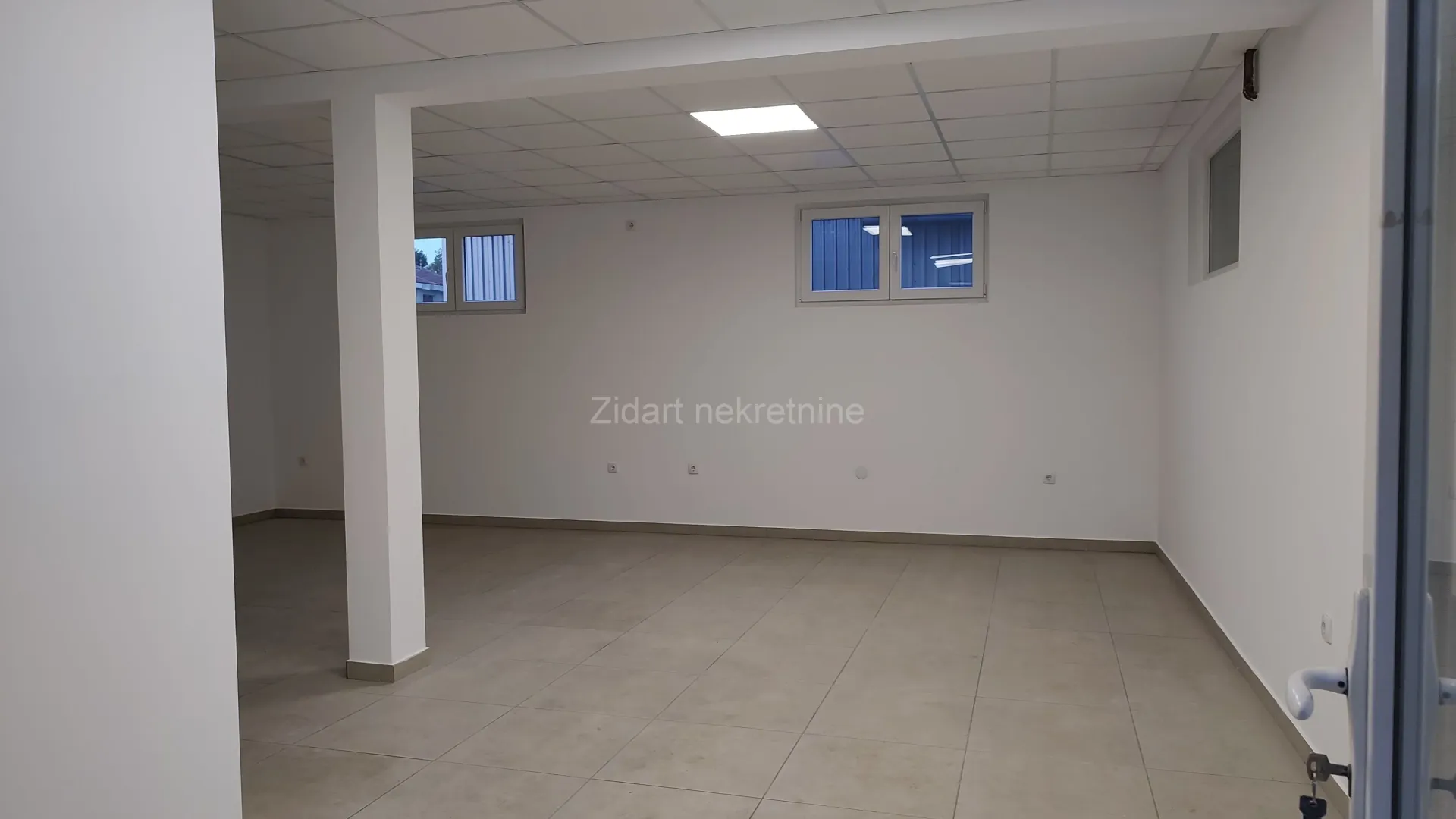 Izdavanje, poslovni prostor, 45m2, Batajnica, Beograd