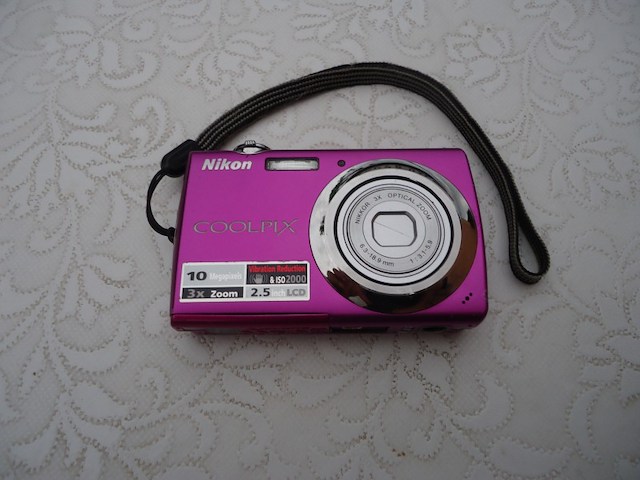 Nikon Coolpix S220 10MP Digital Camera 3x Optical Zum!