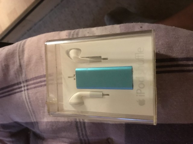 iPod shuffle, 2GB,nov neotpakovan,lično preuzimanje