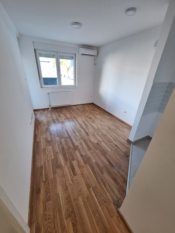 Telep, NOV jednoiposoban + 20 m2 PRIVATNOG DVORIŠTA